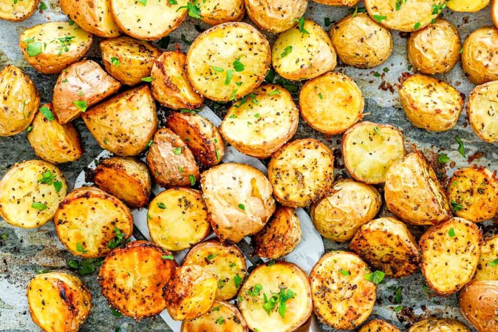 Batatas assadas no forno: truques e dicas para ficarem douradas e ...